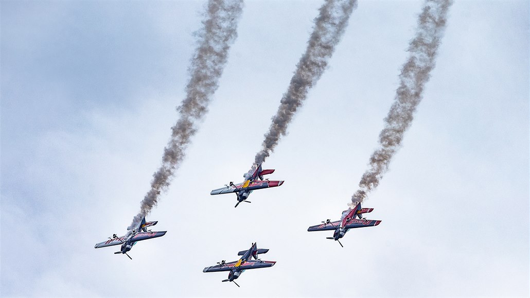 Akrobatická formace Flying Bulls slaví 60 let, má i nový světový rekord ...