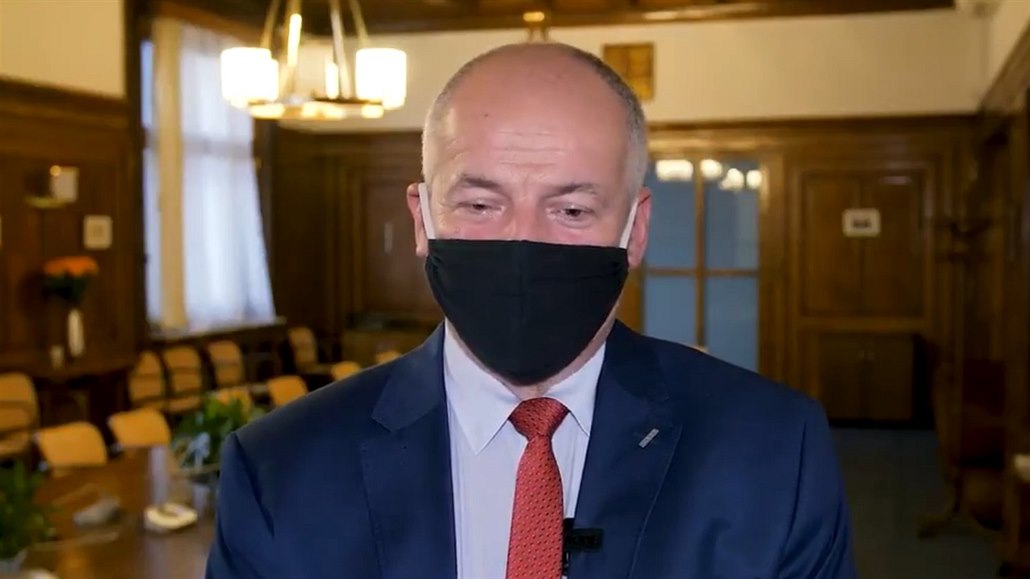 Prymula: Čísla nakažených jsou ilustrativní. Rouška pod nosem nemá ...