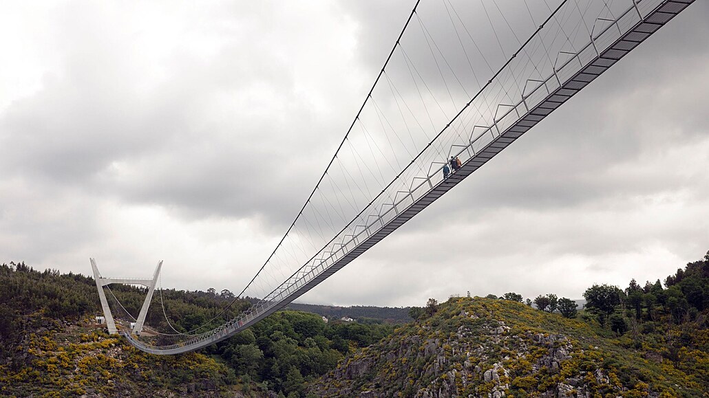 Nic pro lidi se závratí. Portugalci otevřeli nejdelší visutou pěší ...
