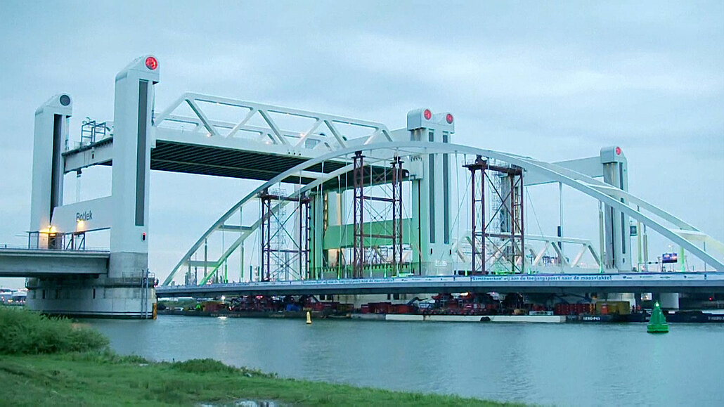 VIDEO: Pozor, pluje most. Převoz obří konstrukce omezil dopravu v ...