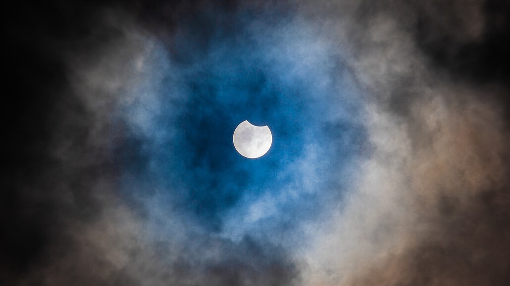 Podívejte se, jak Měsíc „ukousnul“ Slunce při částečném zatmění - iDNES.cz