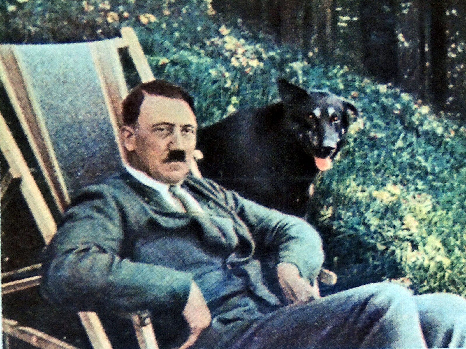 Sám sebe by poslal do plynu. Hitler měl nevyvinuté varle i penis ...