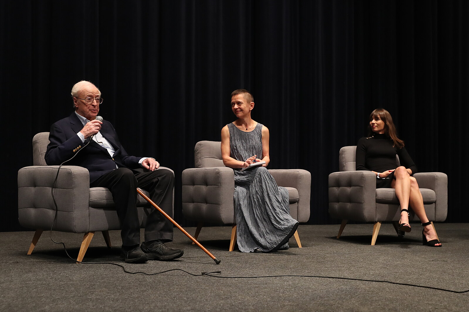 Jste nádherná, spletl si Michael Caine první den režisérku s herečkou