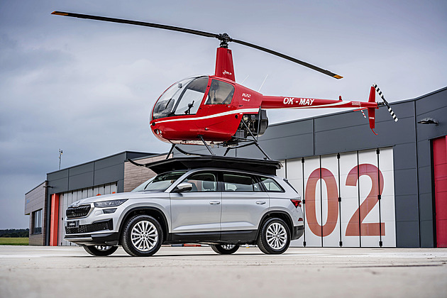 Fotogalerie: Vrtulník Robinson R22 a přistání na střeše Škody Kodiaq.