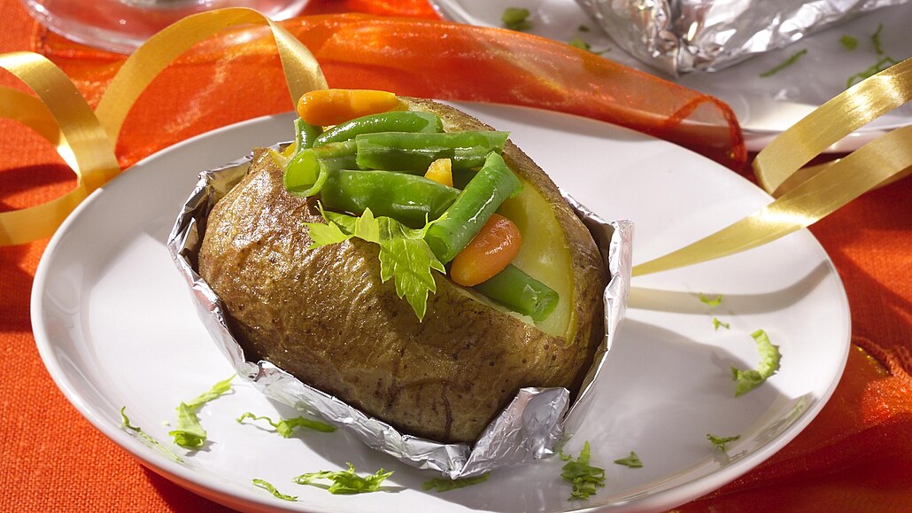 Brambora pečená v alobalu s omáčkami – Recepty iDNES.cz