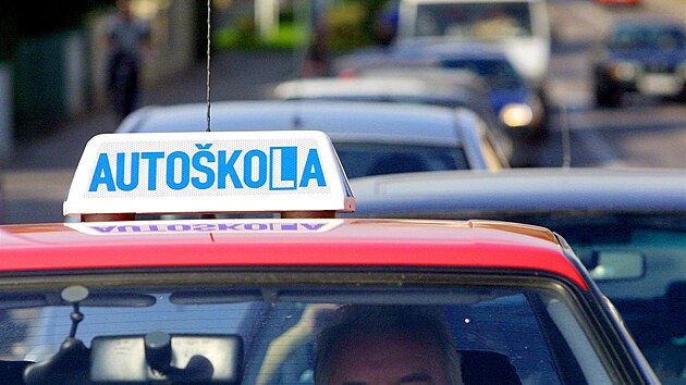 Zvládli byste autoškolu? Zkuste test z nových otázek - iDNES.cz