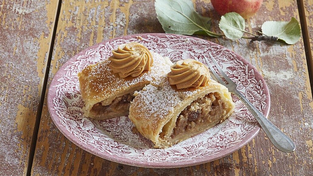 Jablečný závin s karamelovou šlehačkou – Recepty iDNES.cz
