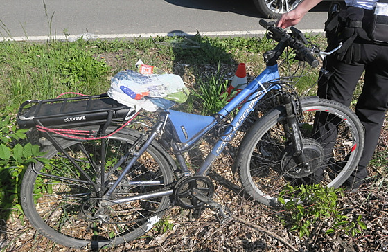 Opilý cyklista najel na chodník a srazil 97letou seniorku, skončila v ...