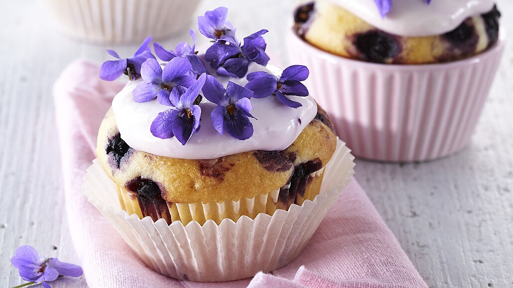 Borůvkové muffiny s květy – Recepty iDNES.cz