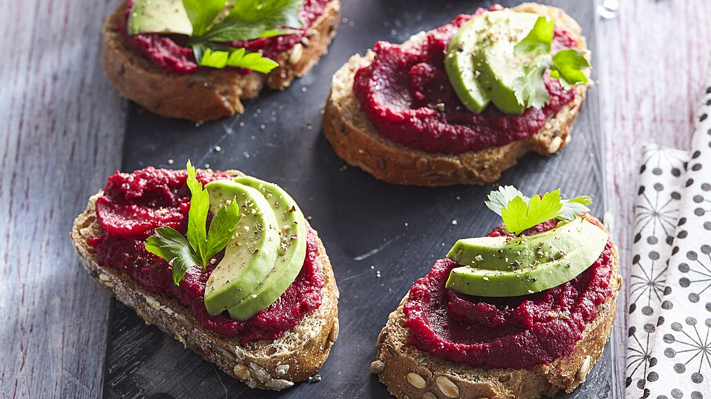 Chlebíčky s hummusem z červené řepy a avokádem – Recepty iDNES.cz