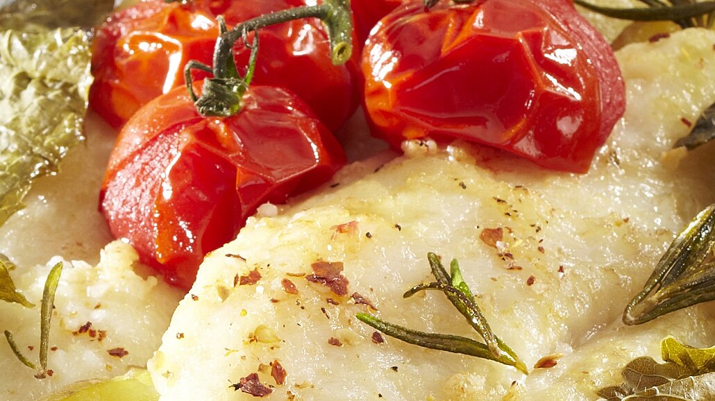 Ryba pečená ve vinných listech – Recepty iDNES.cz