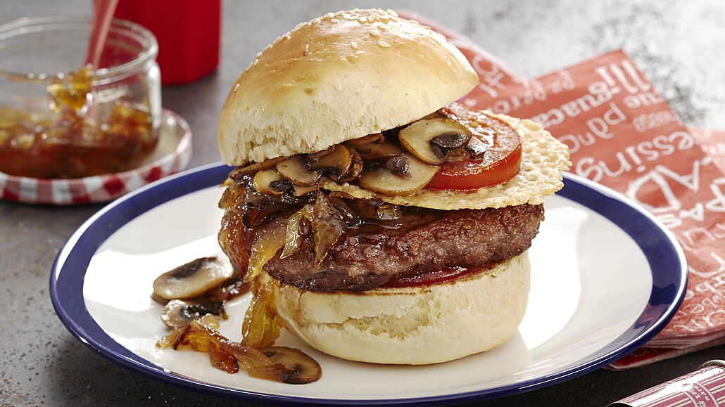 Savory burger s karamelizovanou cibulkou – Recepty iDNES.cz