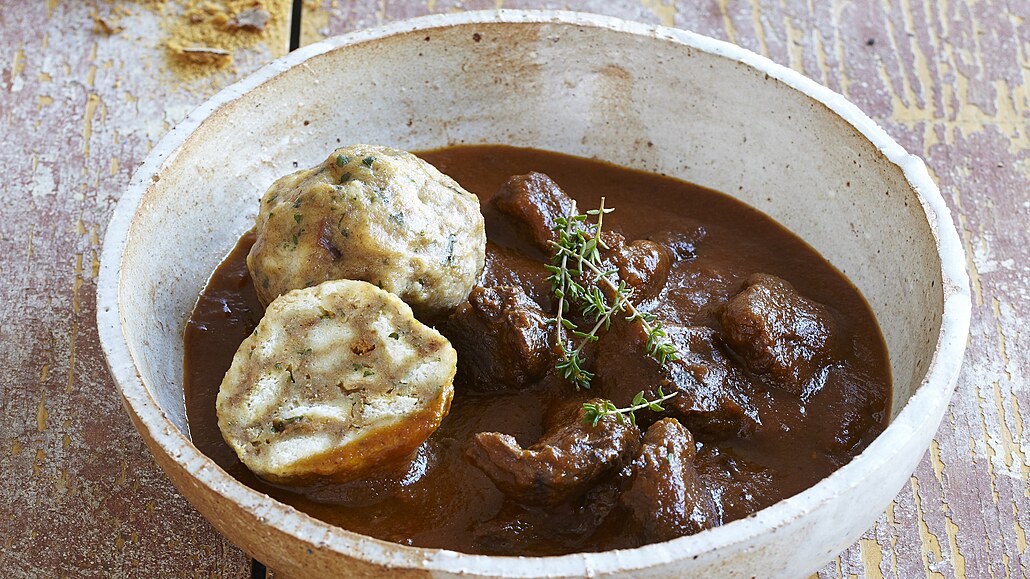 Daňčí guláš s perníkovým knedlíkem – Recepty iDNES.cz