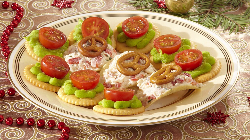 Crackery s avokádem a bramborové čipsy s tomatovo-sýrovou náplní ...