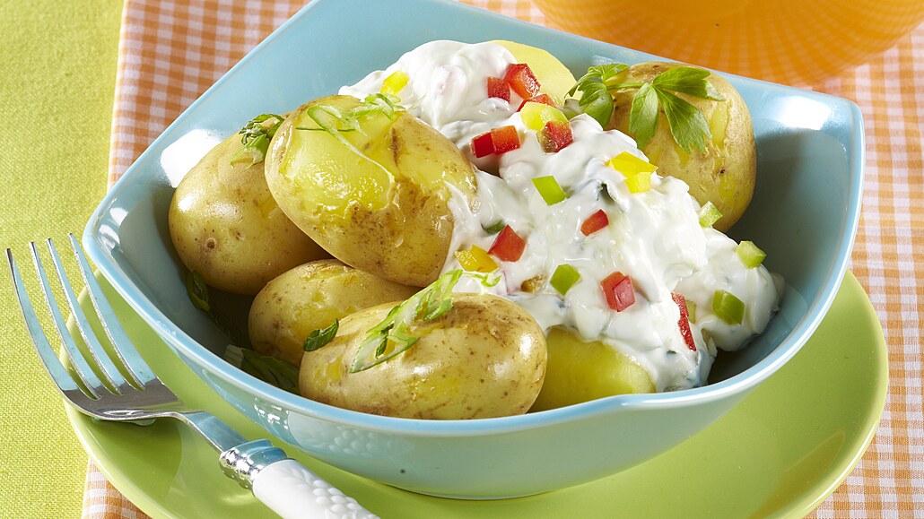 Nové brambory s paprikovým tvarohem – Recepty iDNES.cz