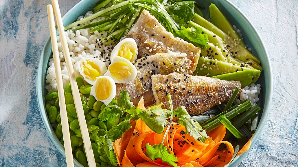 Poke bowl se pstruhem – Recepty iDNES.cz