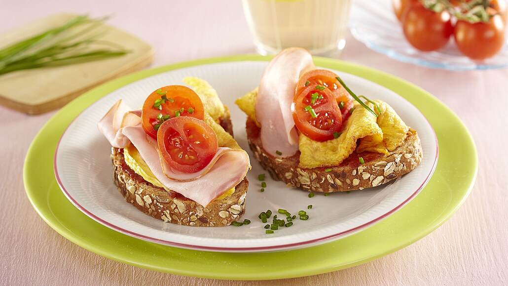 Celozrnný chleba se smaženým vejcem a rajčetem – Recepty iDNES.cz