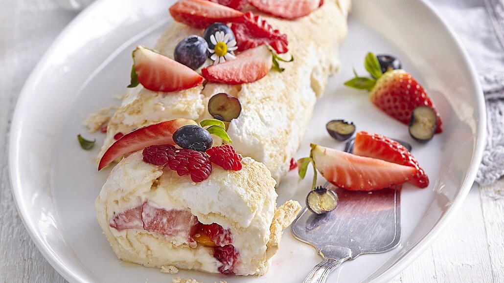 Sněhová roláda krémovým likérem s ovocem – Recepty iDNES.cz