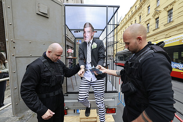 Fotogalerie: Soud s Andrejem Babišem v kauze Čapí hnízdo začal. Před budovou soudu se sešla...