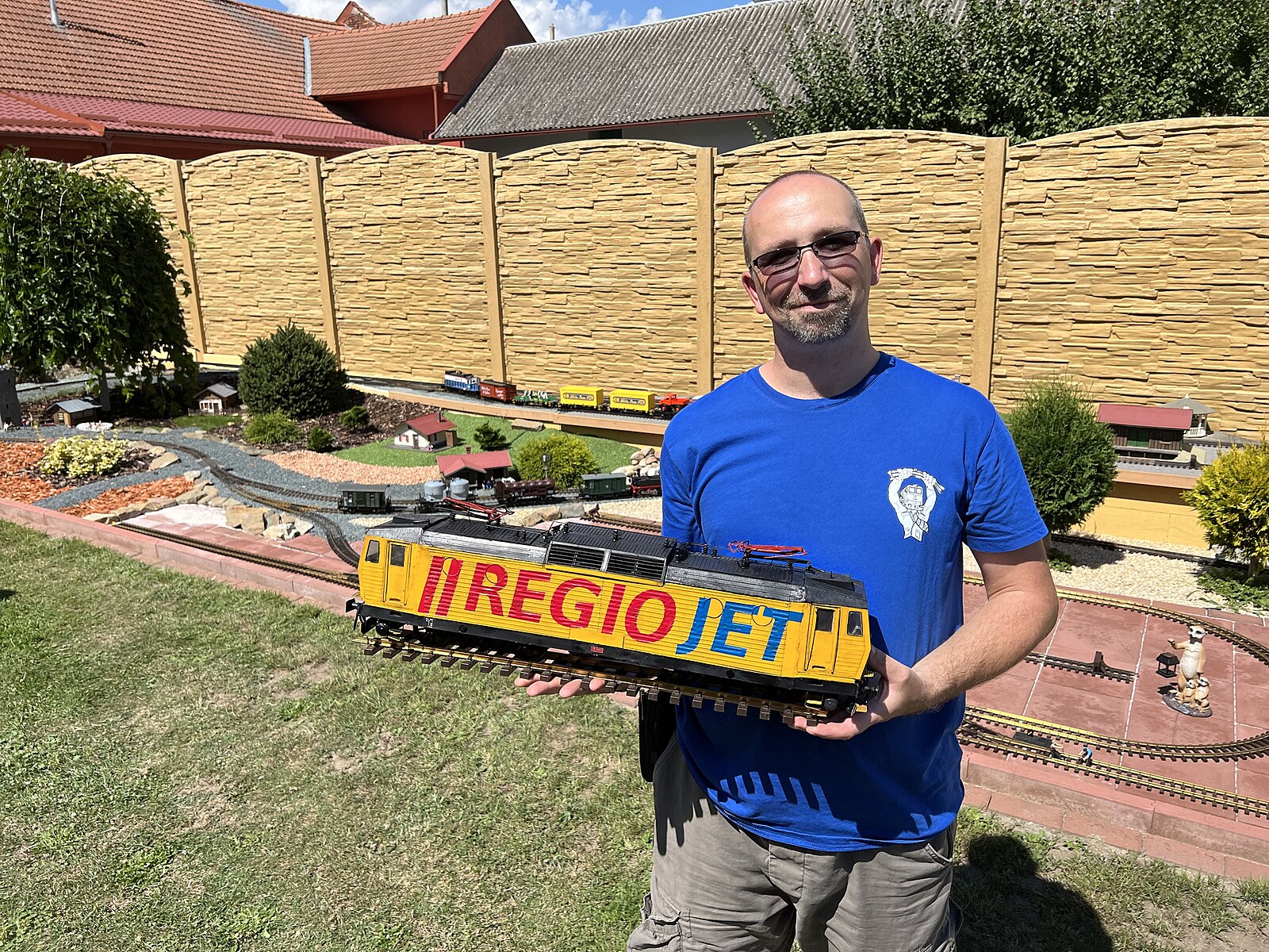 POZOR VLAK: Papírová RC lokomotiva je světovým unikátem