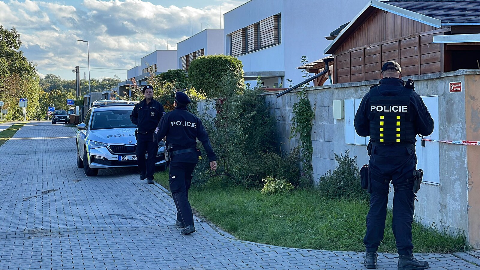 Čtyři mrtví včetně dětí v domě u Prahy. Tři vraždy a sebevražda, uvedla ...