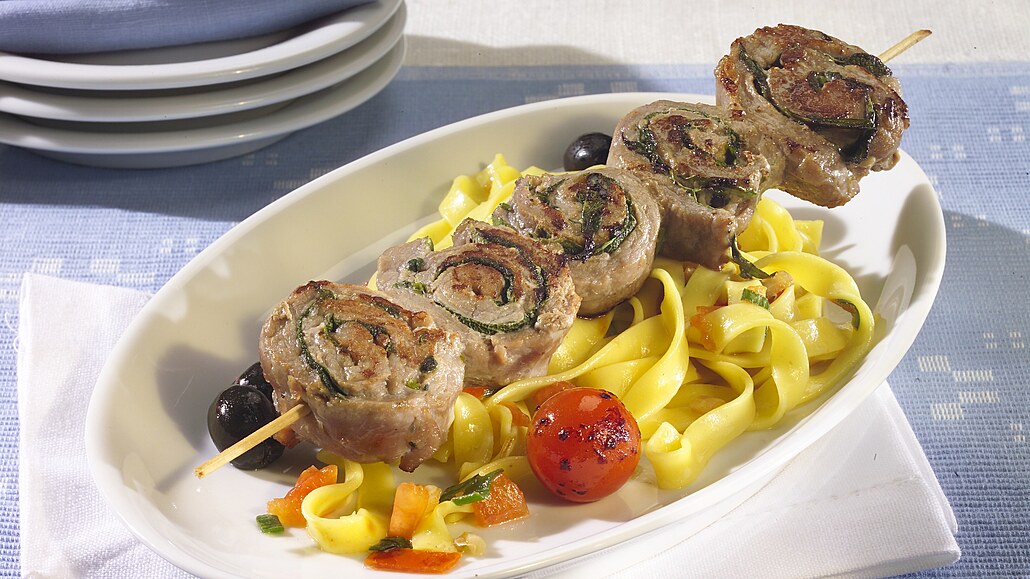 Bylinkové telecí roládky na špízu – Recepty iDNES.cz