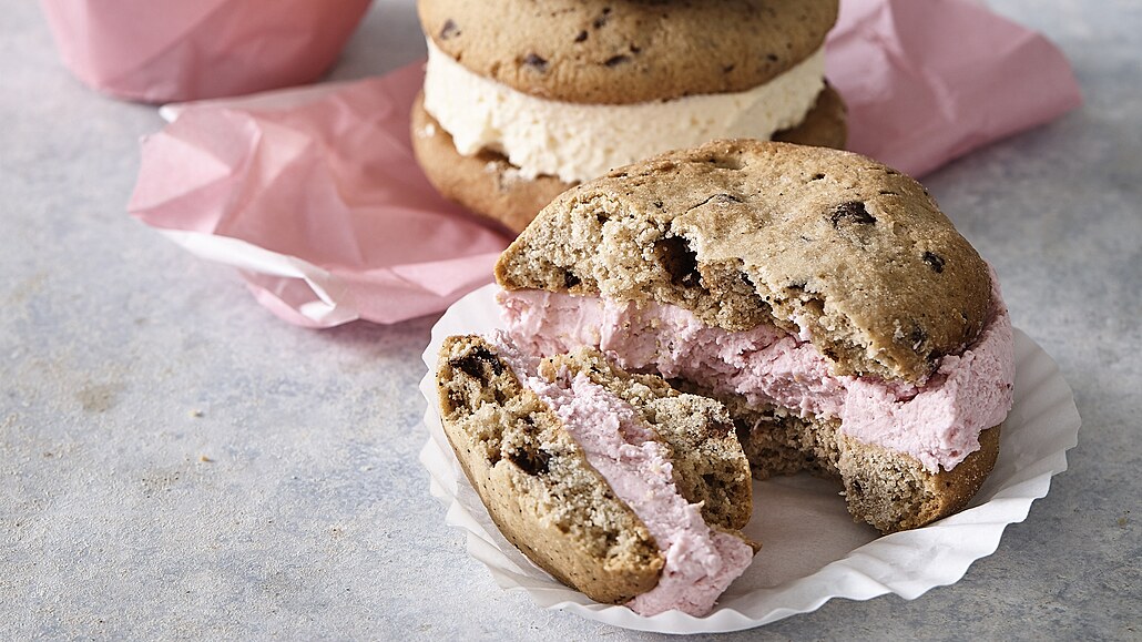 Kávové cookies sendviče se zmrzlinou – Recepty iDNES.cz