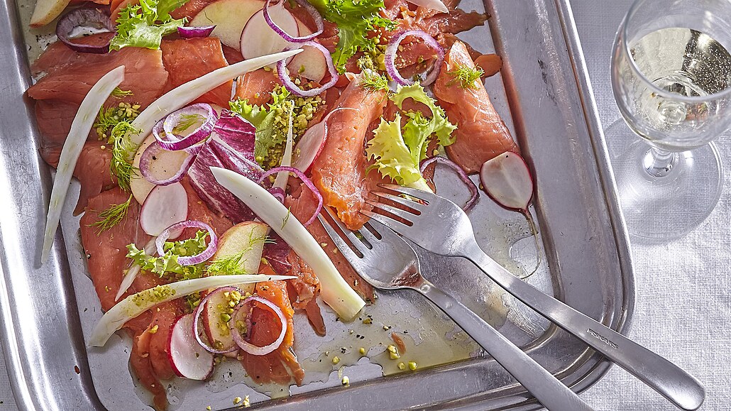 Carpaccio z uzeného lososa s jablíčky a fenyklem – Recepty iDNES.cz