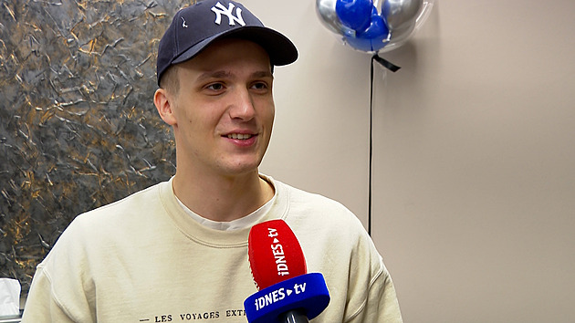 Influencer Carev po transplantaci vlasů: Otok hlavy jako animák ...