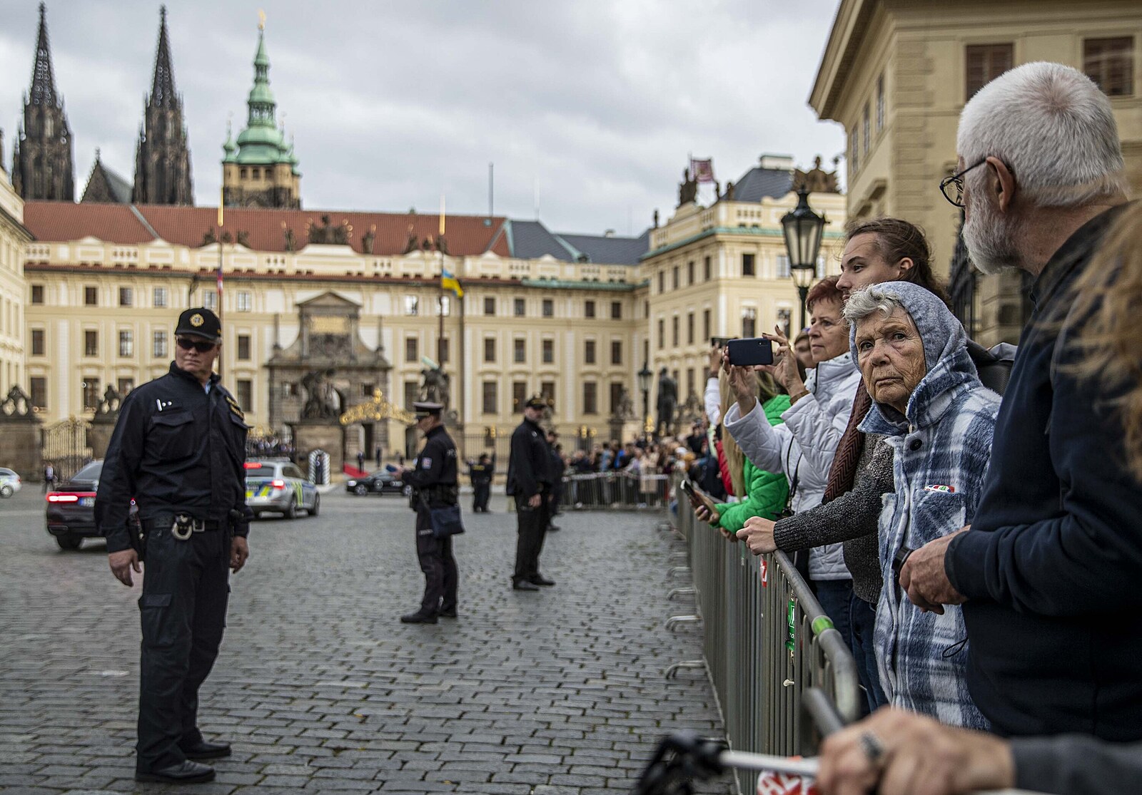 Na střežený Pražský hrad mířil laser. Který státník si na summit přivezl skoro 50 bodyguardů ...