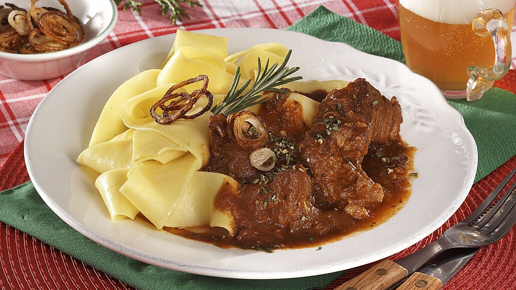 Pivní guláš s pappardelle – Recepty iDNES.cz