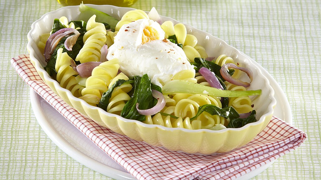 Fusilli se špenátem a pošírovaným vejcem – Recepty iDNES.cz