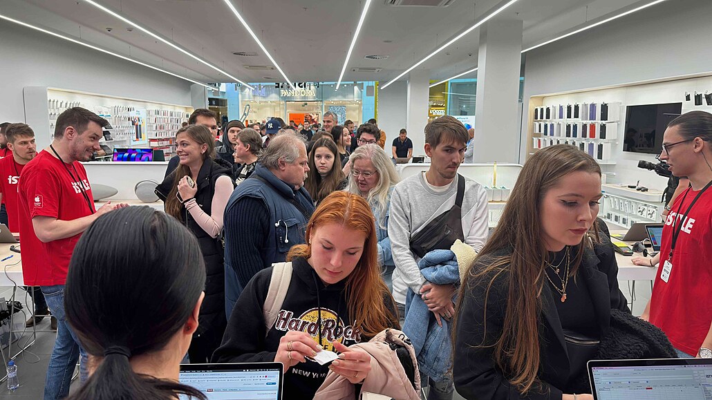 Fronta až k metru. V Praze otevřela nová prodejna, připomíná Apple ...