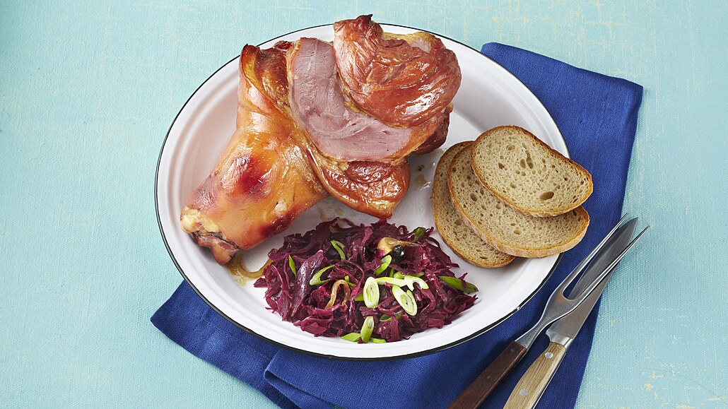 Uzené vepřové koleno se zelím – Recepty iDNES.cz