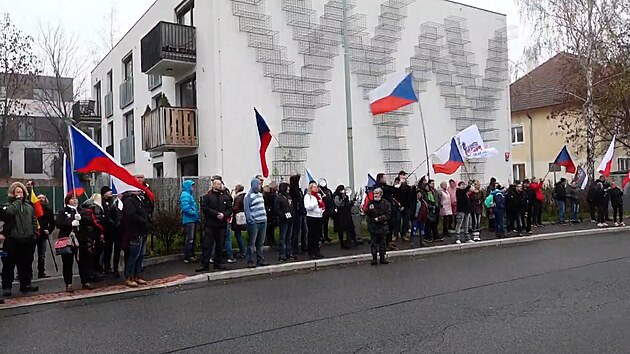 VIDEO: „Vlastenci“ v Ruzyni pískali. Podpořili uvězněné dezinformátory ...