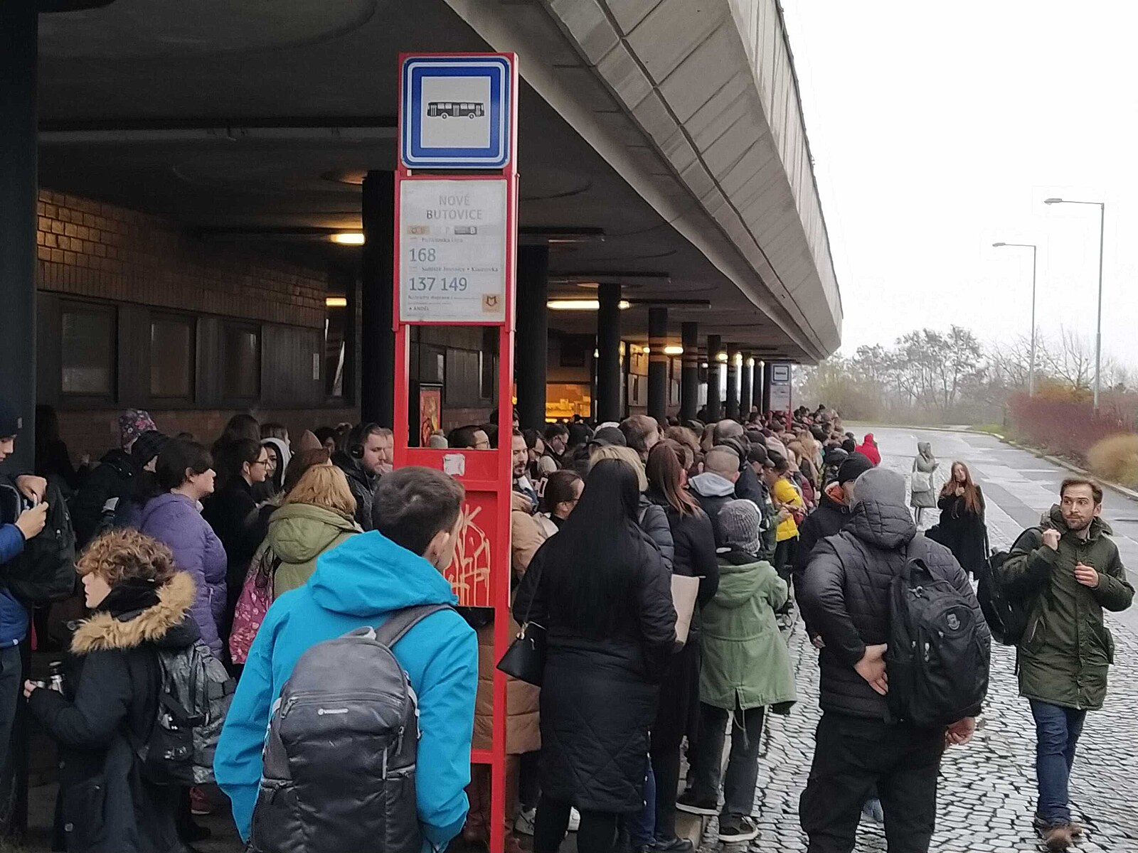 Pod vlak metra spadl kus stropu. Linka B ve špičce nejela, autobusy ...