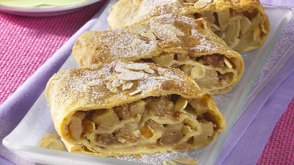 Jablkový závin s mandlemi – Recepty iDNES.cz