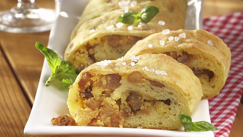 Bramborový štrúdl se škvarky – Recepty iDNES.cz