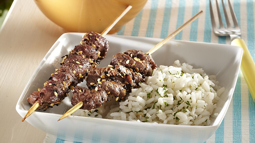 Hovězí špízky v sezamu s pikantním okurkovým salátem – Recepty iDNES.cz