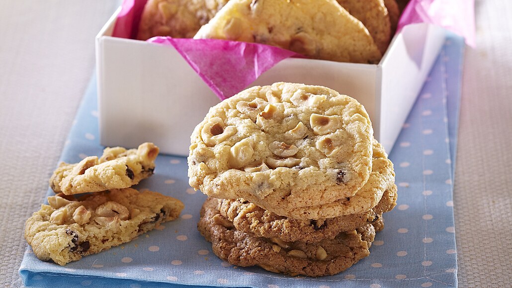 Čokoládové cookies s čokoládou a oříšky – Recepty iDNES.cz