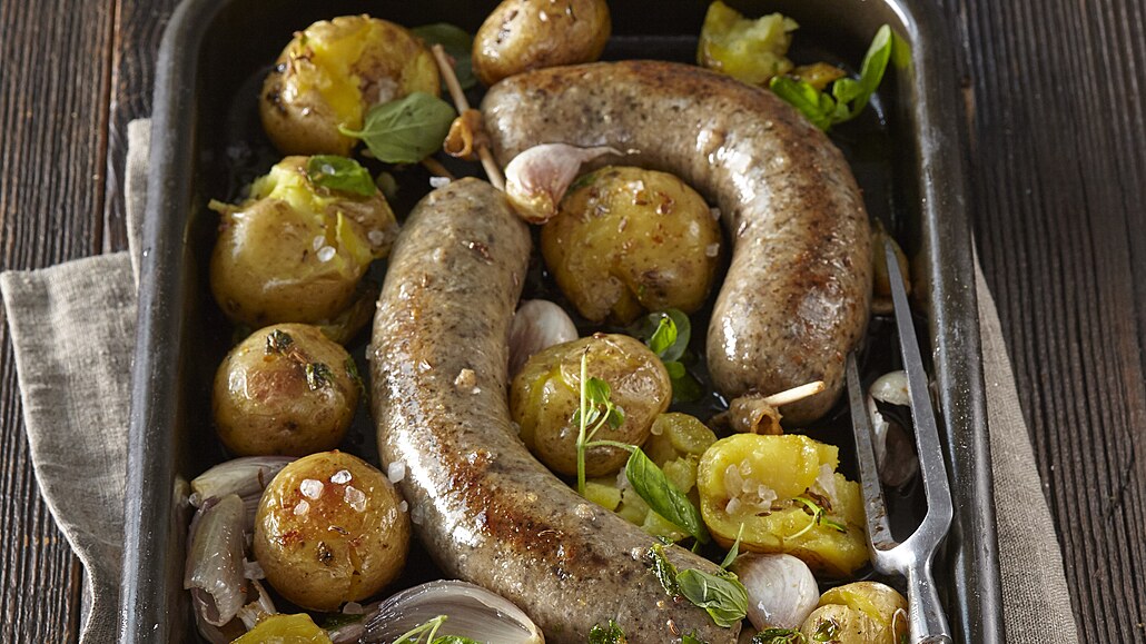 Jitrnice pečené na česnekových bramborách – Recepty iDNES.cz