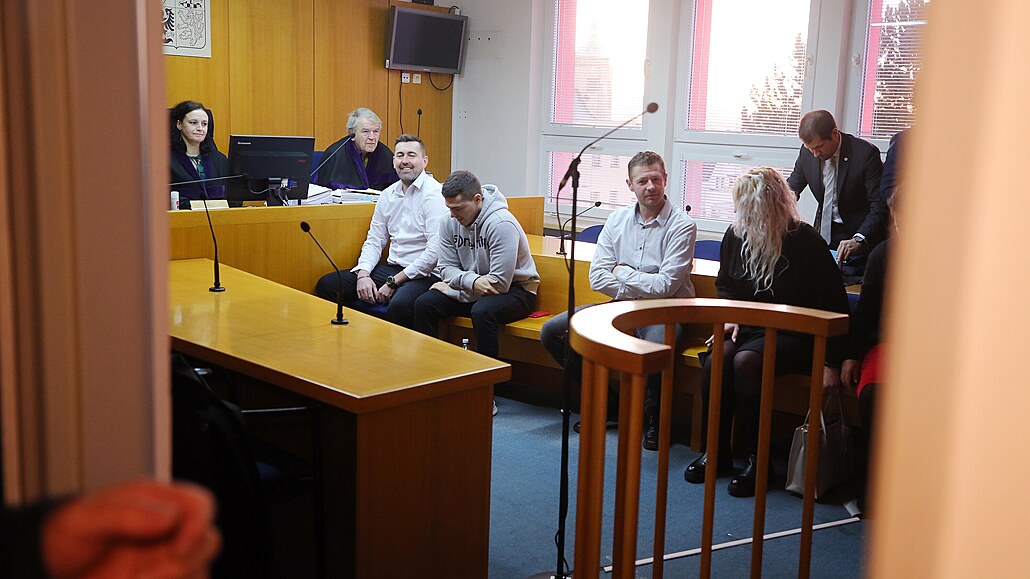 Soud dvakrát zprostil dozorce viny z mučení vězeňkyně, teď dostali podmínky - iDNES.cz