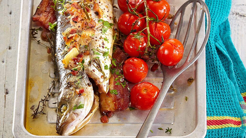 Pečená ryba s bylinkami a cherry rajčátky – Recepty iDNES.cz