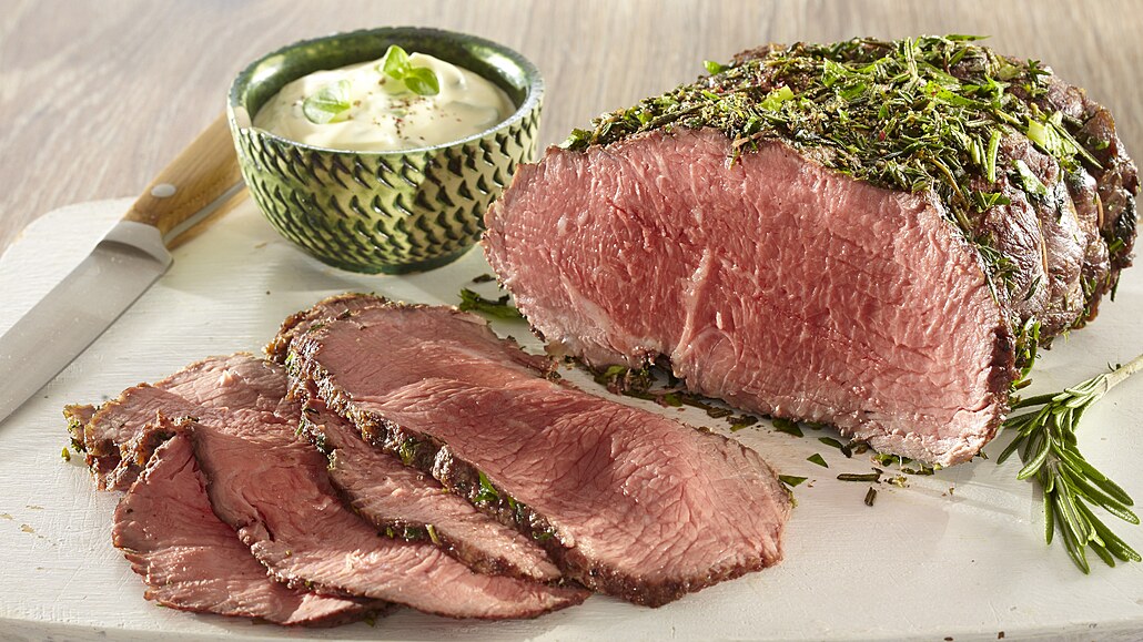 Bylinkový rostbíf s jogurtovým dipem – Recepty iDNES.cz