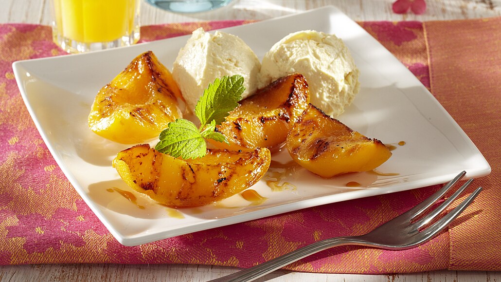 Grilované broskve se zmrzlinou – Recepty iDNES.cz
