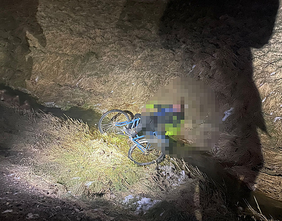 Opilý cyklista zůstal po nehodě sedět na kole i v korytě potoka, kam ...