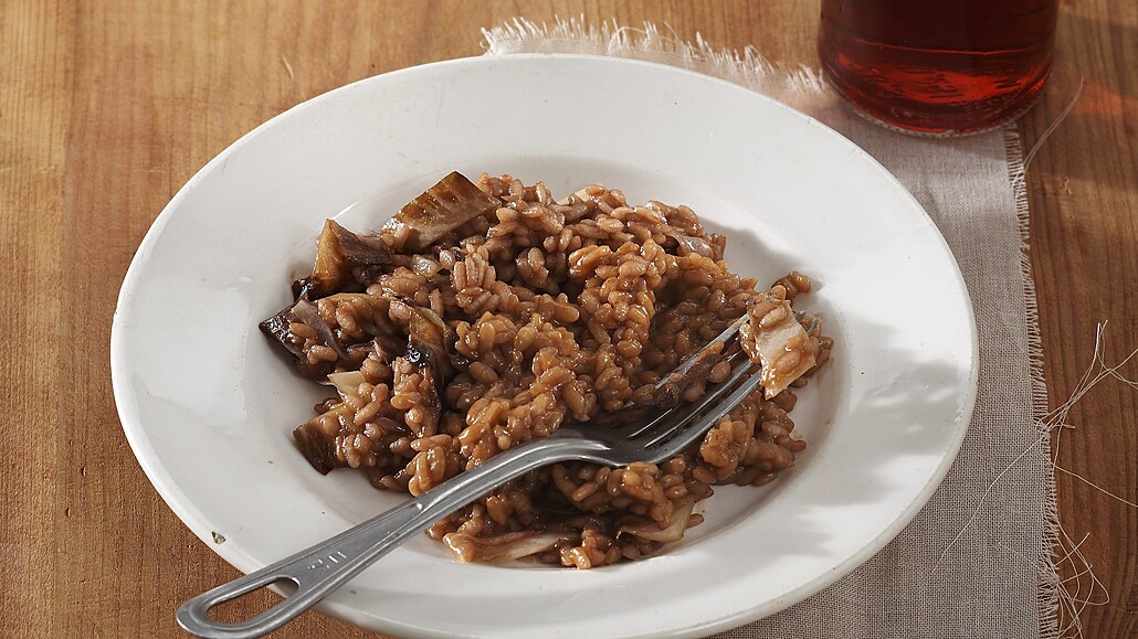 Červené rizoto se salátem radicchio – Recepty iDNES.cz