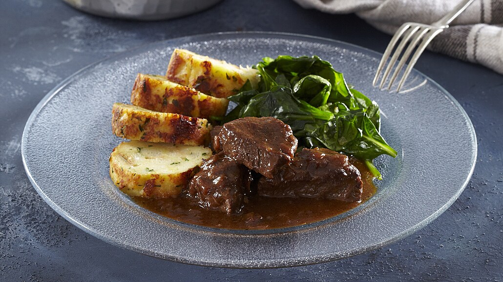 Hovězí na česneku se špenátem a pečeným žemlovým knedlíkem – Recepty ...