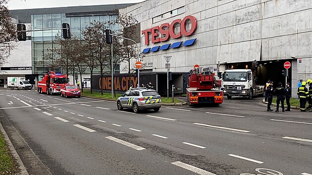 Na budově OC Nový Smíchov se uvolnil panel, zavadil o něj náklaďák s ...