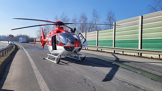 Po nárazu kamionu do auta na krajnici zemřel muž, policie hledá svědky ...